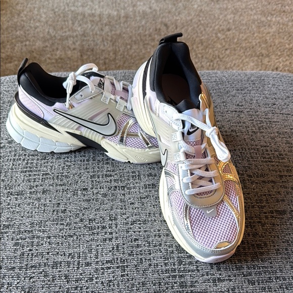 Nike | Shoes | Nike White And Black Athletic Shoes With Chunky Midsole ...